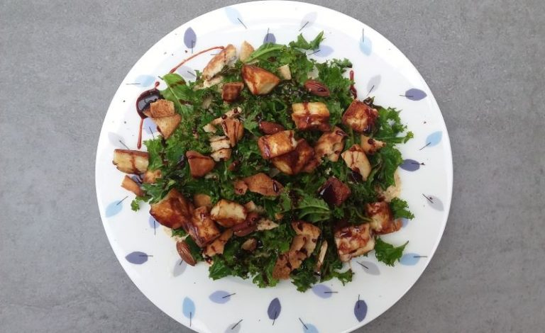 Kale, halloumi & crispy pitta salad